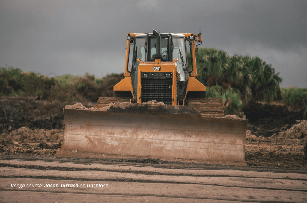 Bulldozer vs Excavator: Mana yang Lebih Efektif untuk Membuka Lahan? - Champoil